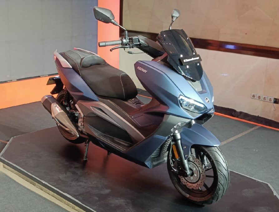 Keeway reveals prices for its Vieste 300 and Sixties 300i scooters ...