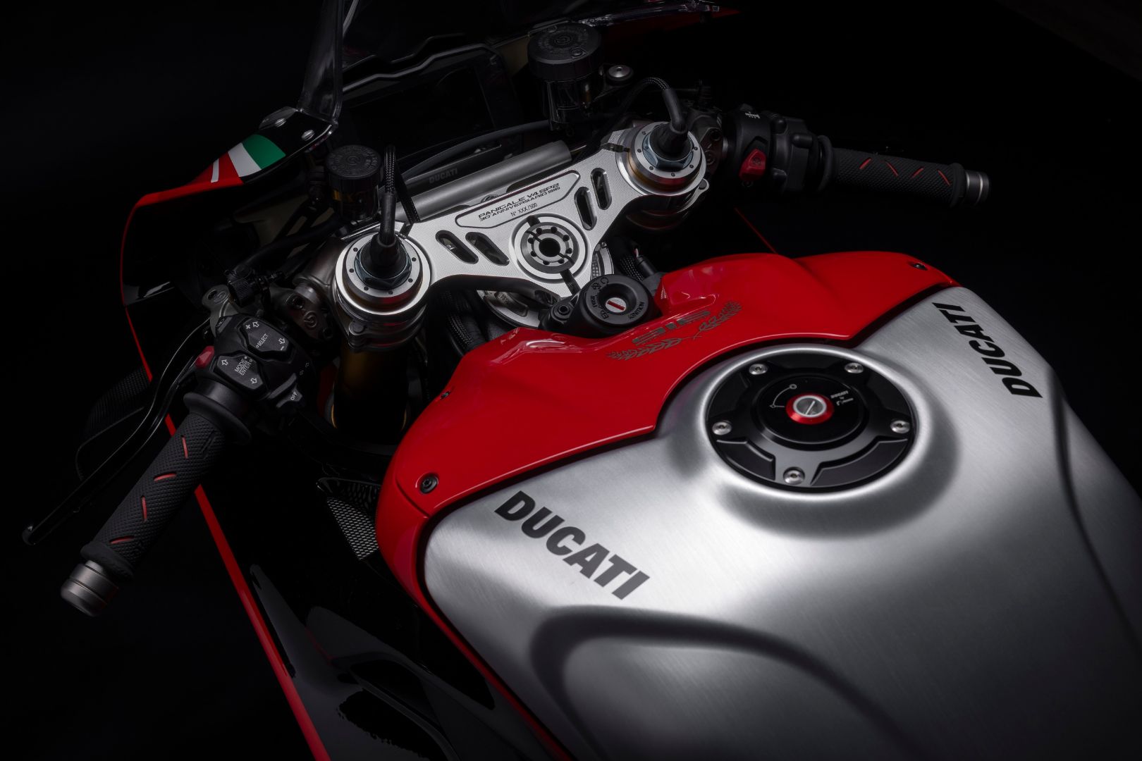 Ducati Panigale V4 SP2 30th Anniversario 916 unveiled - Motoring World