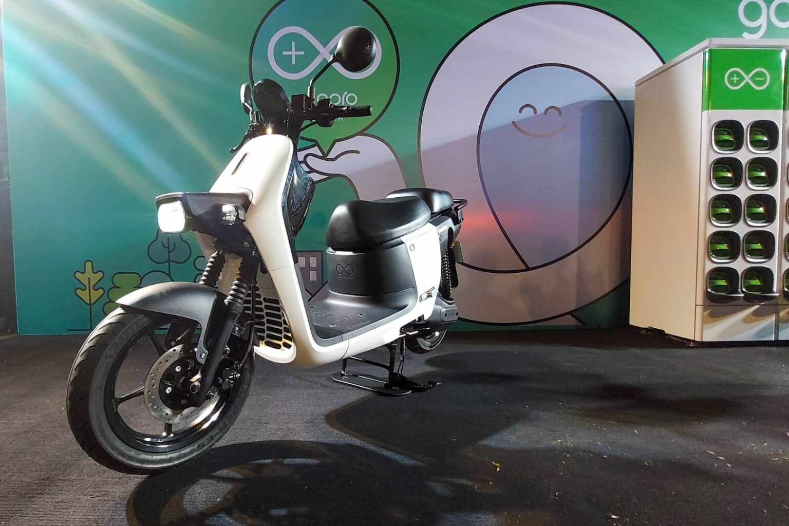 Gogoro unveils the CrossOver scooter lineup and battery swapping tech ...