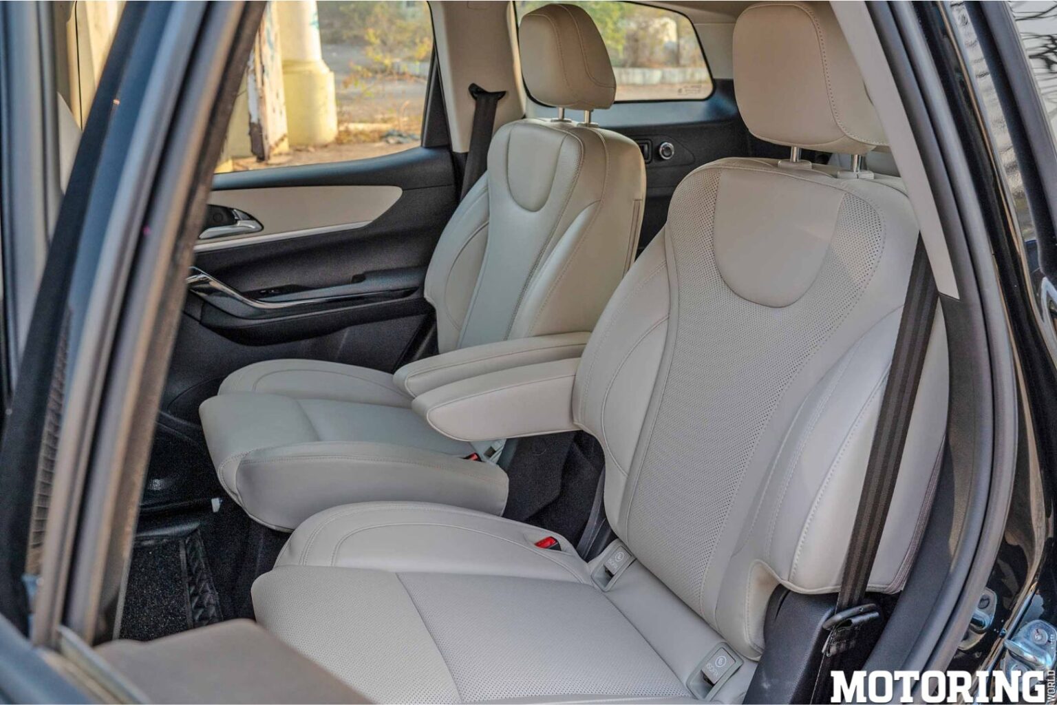 Mahindra XUV700 Black Edition Review - Blacked Out - Motoring World