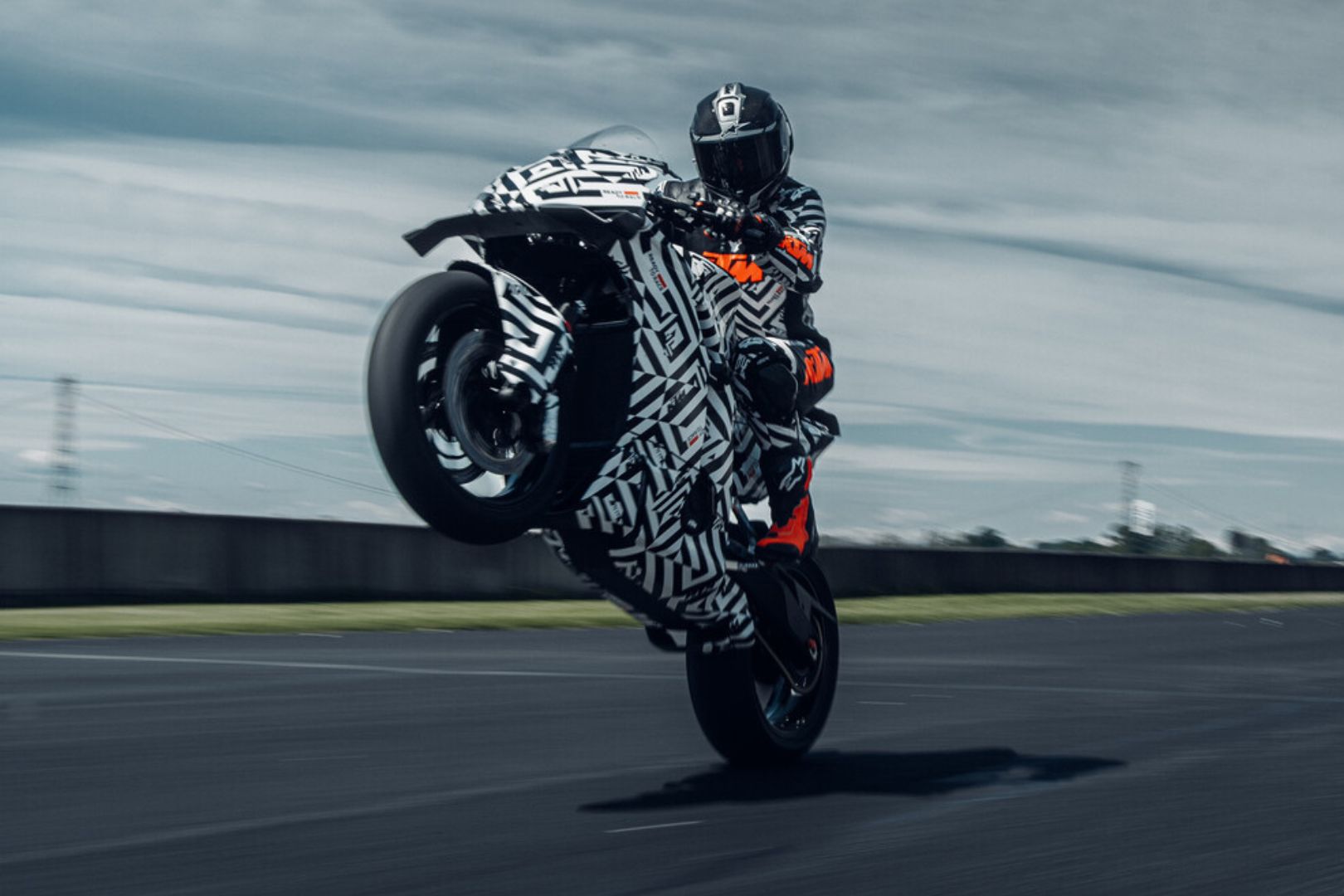 KTM 990 RC R unveiled, global debut in 2025! - Motoring World